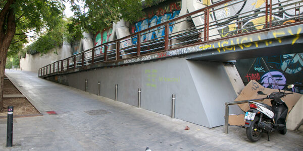 Historias de vida detrás de la arquitectura hostil - Arrels Fundació